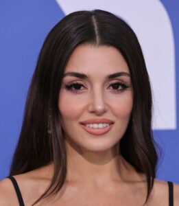 Hande Erçel Biography: Age, Height, Parents, Siblings, Ethnicity ...